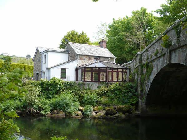 Bridge Pool Cottage - StayPlay